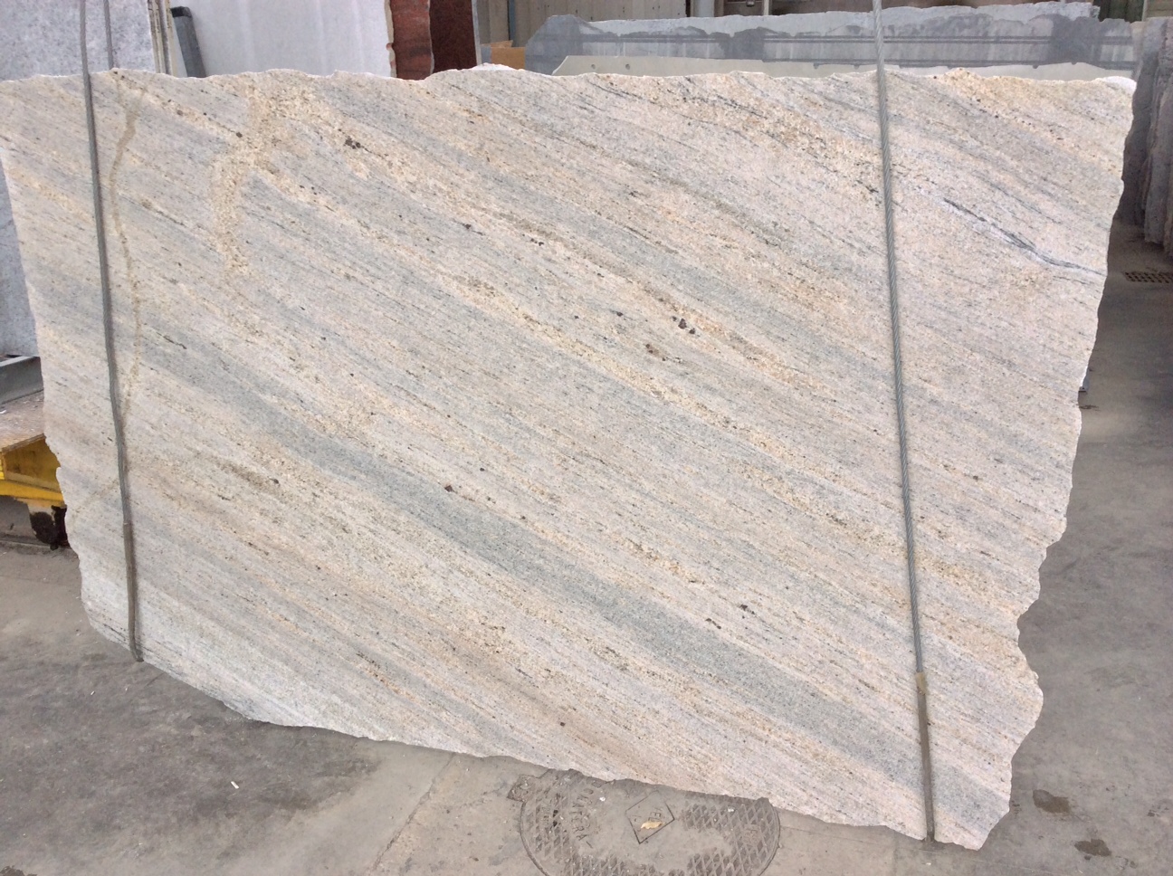 Colonial Ivory granite: slabs and blocks on sale | Ferrari Graniti